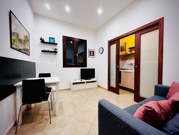 Apartamento Clássico em Condomínio Fechado, 1 cama king-size, casa de banho anexa | Sala de estar | Televisor LCD de 32 polegadas com canais digitais, televisor 
