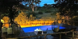 Piscina exterior, guarda-sóis, espreguiçadeiras