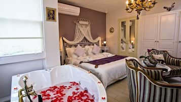 Suíte lua de mel, 1 cama King, lareira, vista para o jardim | Roupas de cama de algodão egípcio, roupas de cama premium