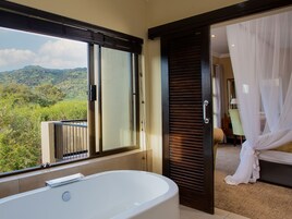 Vila | Banheiro | Banheira e chuveiro separados, chuveiro com efeito de chuva