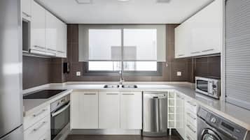 Apartamento, 4 quartos | Cozinha privada | Um frigorífico, um micro-ondas, um forno, uma placa de cozinha