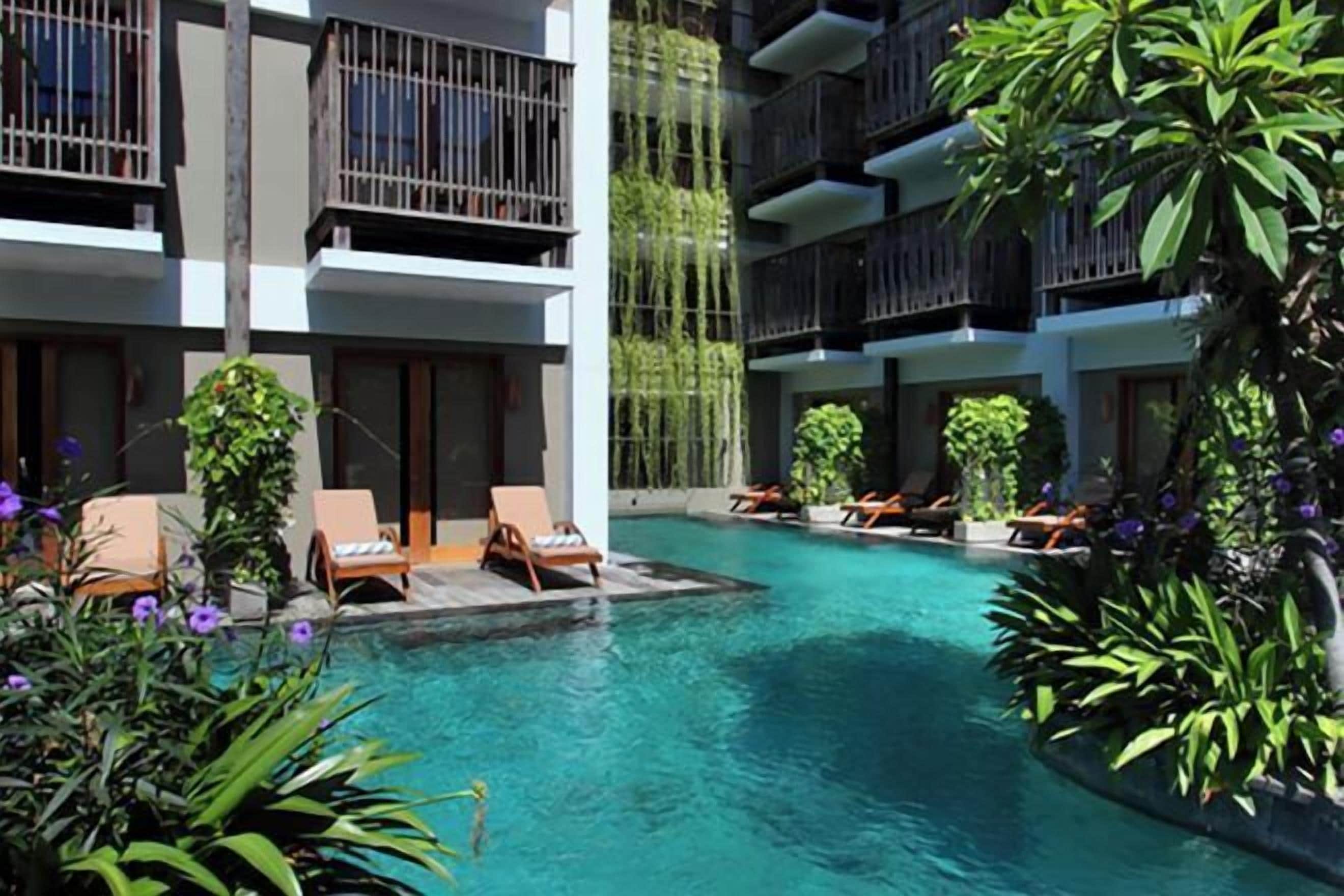 Piscina | Piscina externa, funciona das 9h às 21h, guarda-sóis, espreguiçadeiras