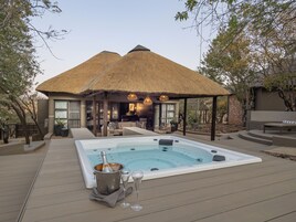 Suíte com design assinado, 1 cama King | Banheira de hidromassagem