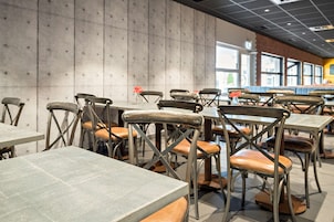 2 restaurantes: servem pequenos-almoços, almoços e jantares