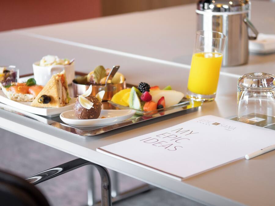 Buffet de café da manhã com diversos pratos e uma garrafa de água.