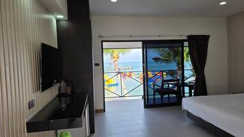 Deluxe Double Room - Beach Front | Cofres nos quartos, cortinas blackout, Wi-Fi de cortesia, roupa de cama