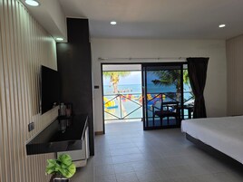 Deluxe Double Room - Beach Front | Cofre no quarto, cortinas/cortinados opacos, Wi-fi grátis