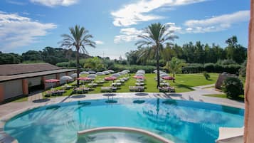 Piscina exterior, guarda-sóis, espreguiçadeiras
