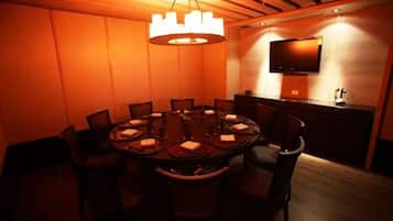 2 restaurantes, que servem almoços, jantares, também cozinha japonesa