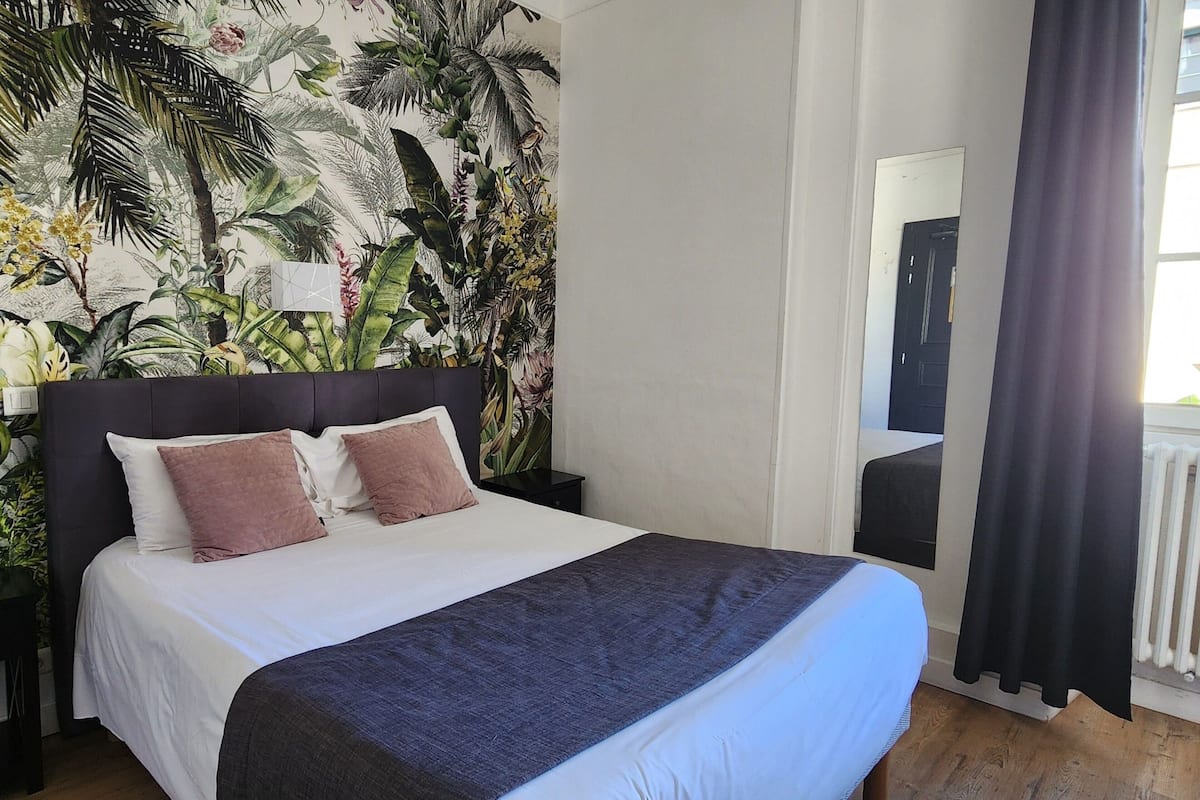 Quarto casal standard | Individualmente decorados, escrivaninha, cortinas blackout