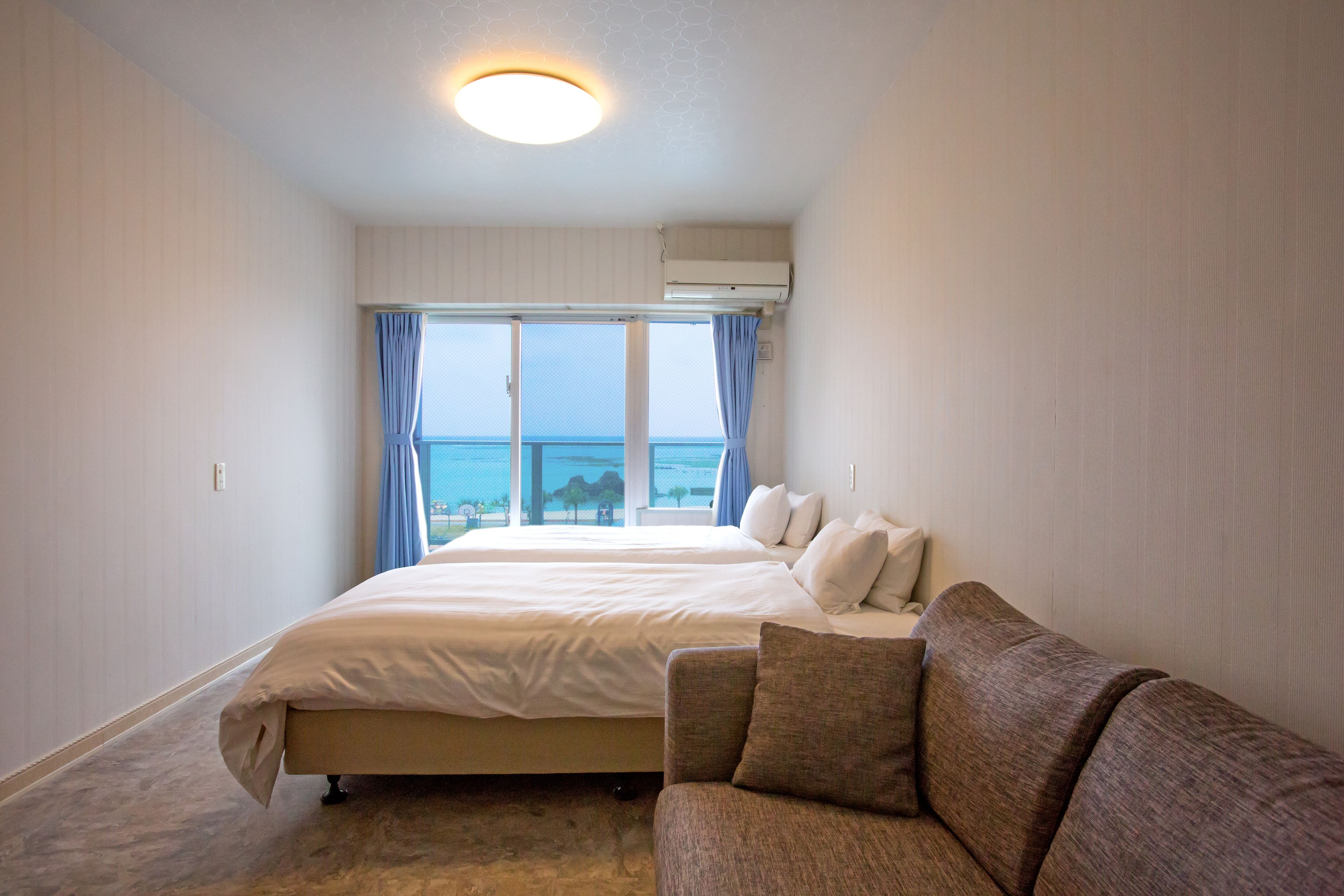 Quarto Twin Standard | Sala de estar | Televisor de ecrã plano de 40 polegadas com canais digitais, televisor 