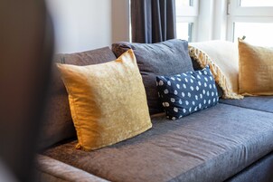 Apartamento clássico | Área de estar | TV de tela plana