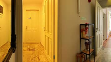 Suite Familiar | Minibar, cofre no quarto, com decoração personalizada