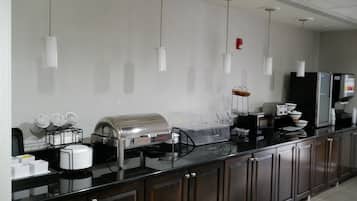 Café da manhã com buffet grátis todos os dias