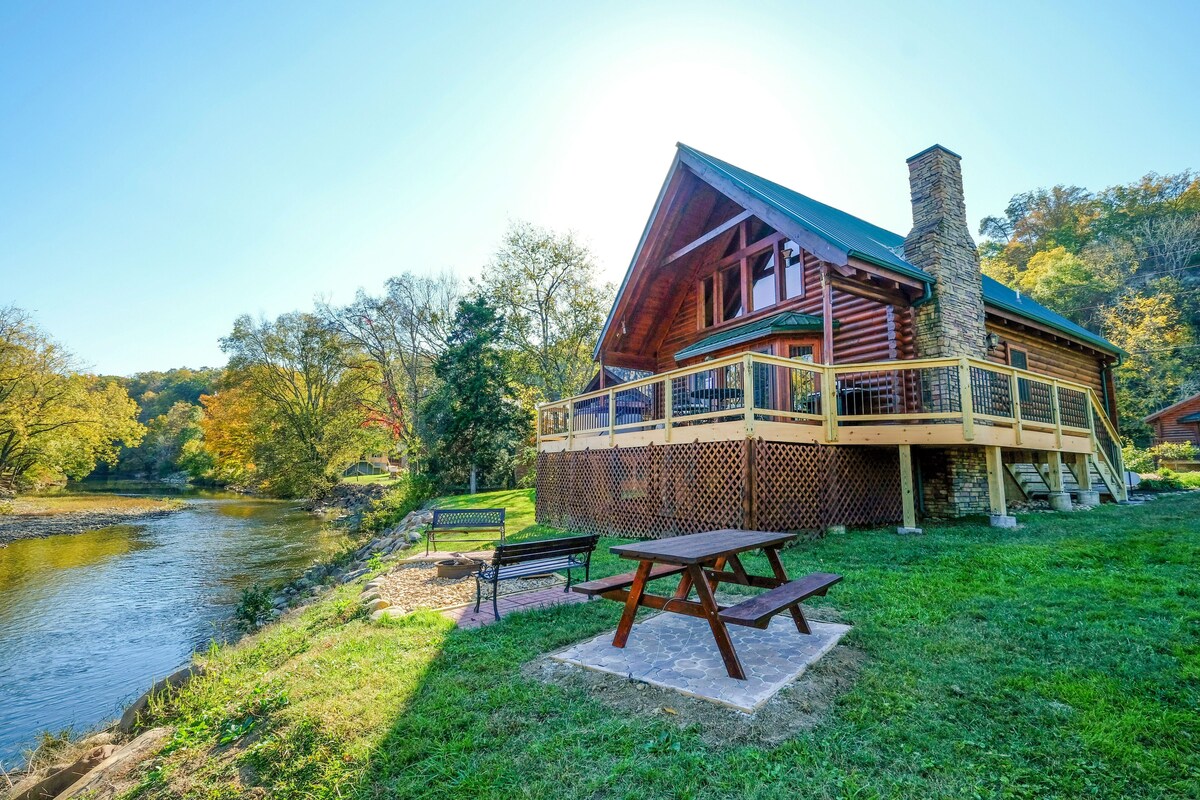 1 mile from Pigeon Forge-River frontage-outdoor kitchen-fire pit-Hot ...
