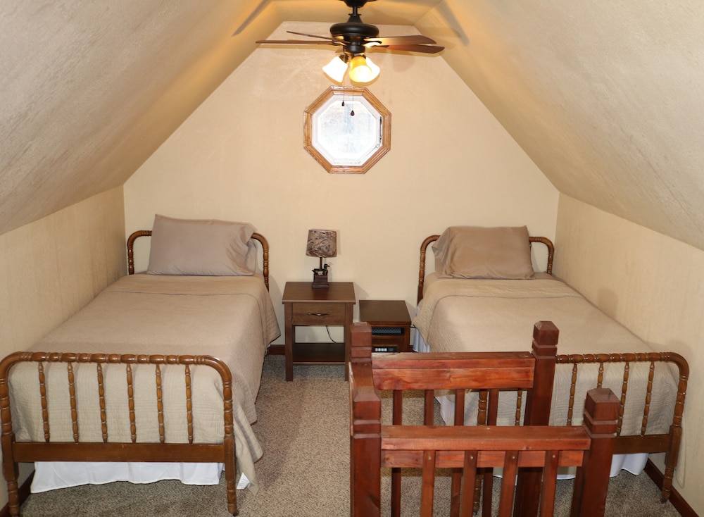 Rocky Ridge Getaway
Joins Shawnee Forest - Illinois