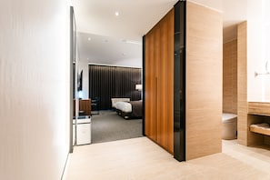 Quarto Duplo Deluxe, 1 cama king-size, não fumadores, Vista para a cidade | Roupa hipoalergénica, edredões de penas, camas de colchão Tempur-Pedic