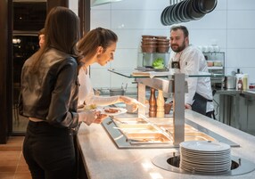 Pequeno-almoço tipo buffet diário mediante uma taxa 