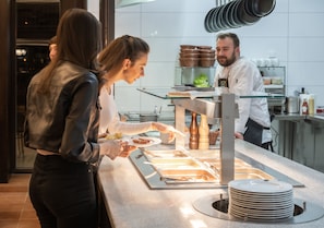 Café da manhã com buffet todos os dias (EUR 16 por pessoa)