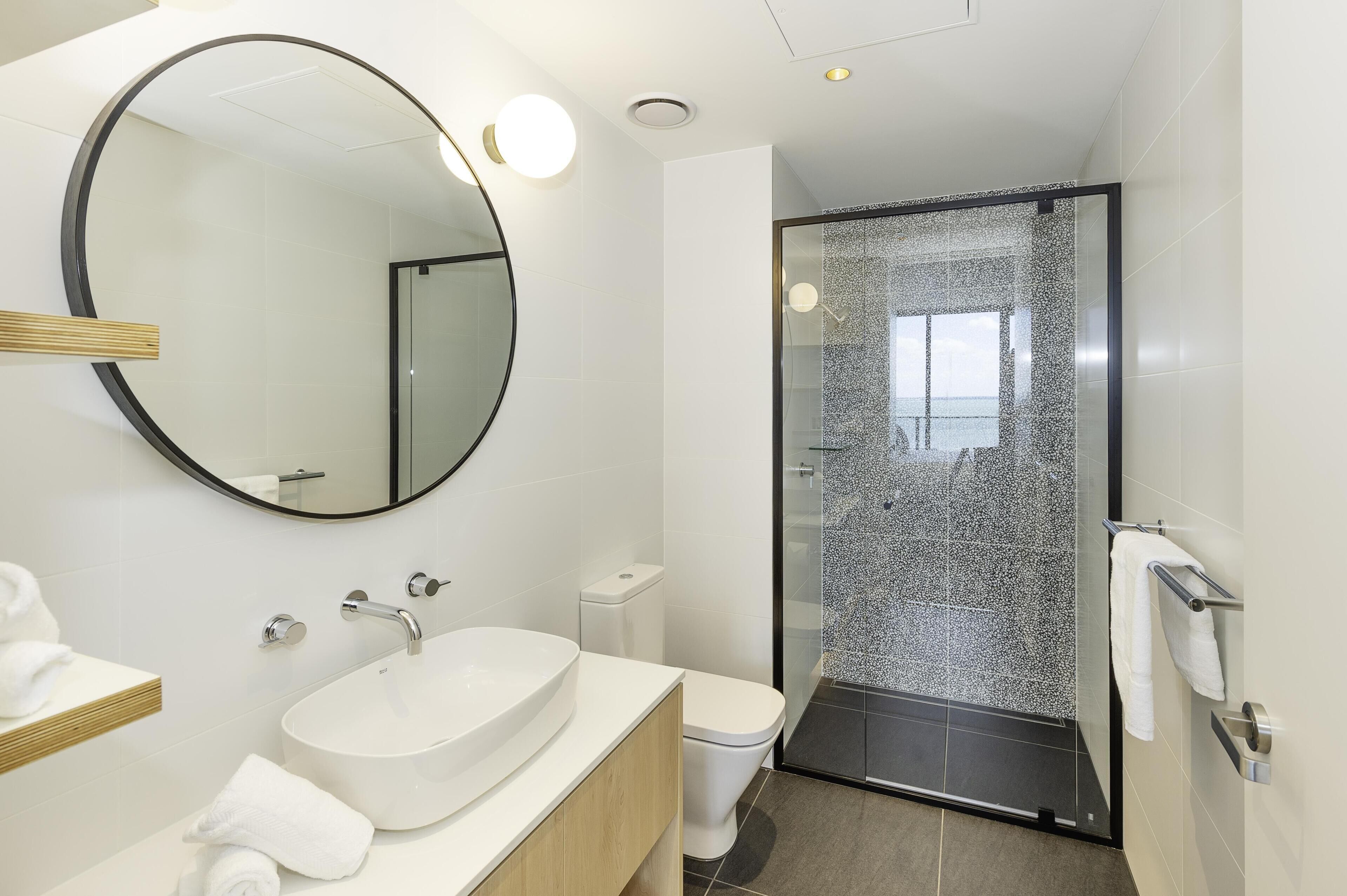 Apartamento, 2 quartos, vista para o oceano | Casa de banho | Um polibã, um chuveiro fixo, artigos de higiene pessoal grátis 