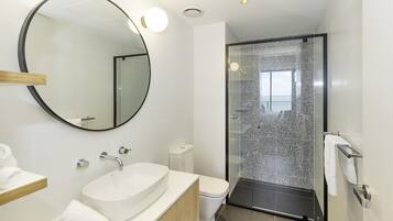 Apartamento, 2 quartos, vista para o oceano | Casa de banho | Um polibã, um chuveiro fixo, artigos de higiene pessoal grátis