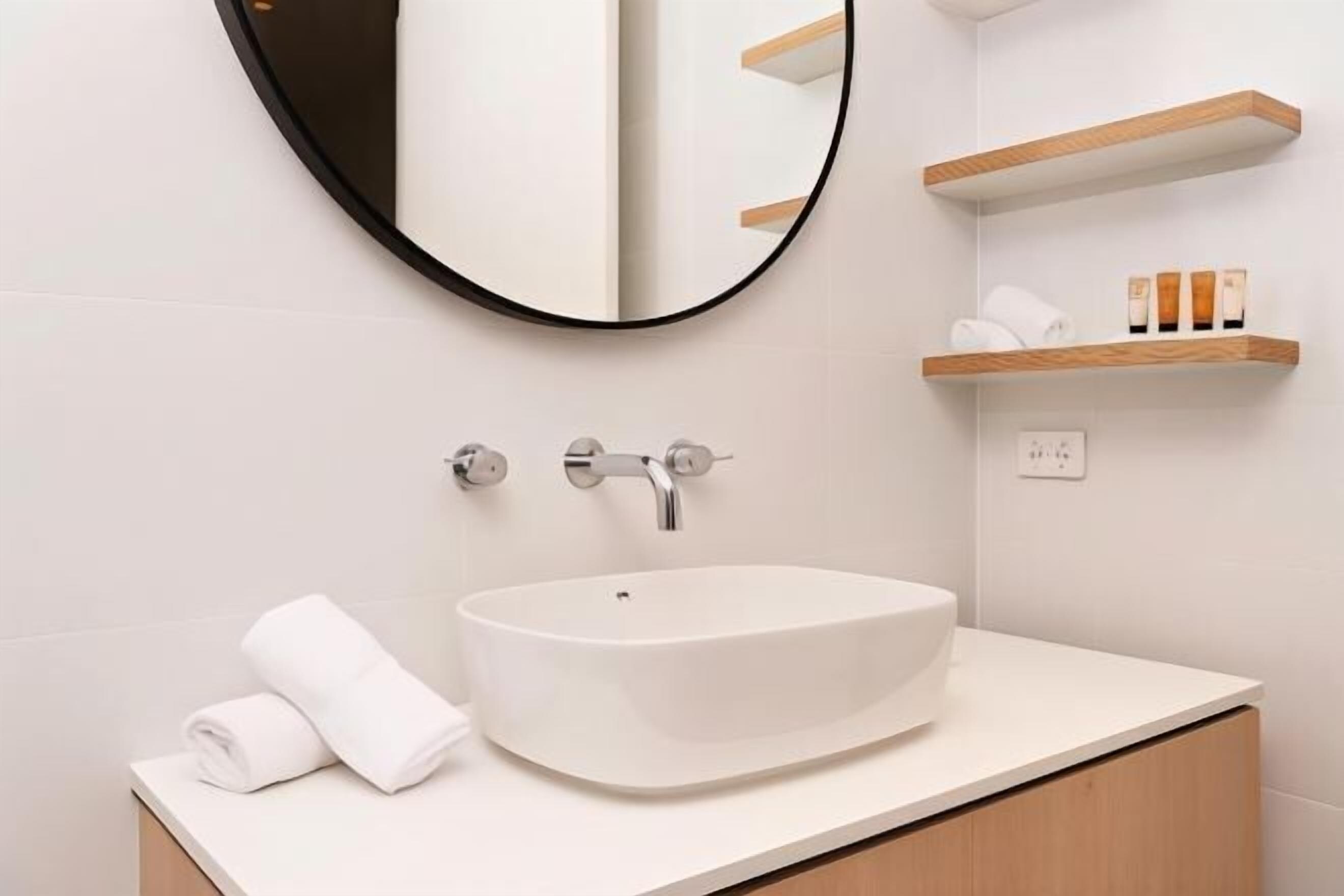 Casa de banho | Um polibã, um chuveiro fixo, artigos de higiene pessoal grátis 