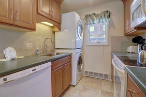 Apartamento em Condomínio Fechado, 2 quartos | Cozinha privada | Um frigorífico, um forno, uma cafeteira/bule, uma torradeira