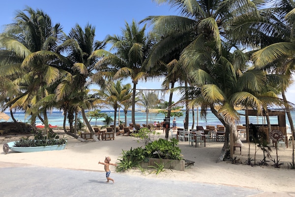 Na praia, areia branca, toalhas de praia, massagens na praia