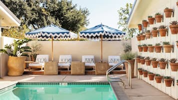 Piscina exterior, da(s) 9:00 à(s) 21:00, guarda-sóis, espreguiçadeiras