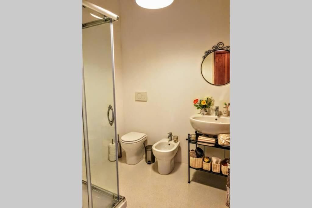Apartamento, 1 quarto | Casa de banho | Um polibã, um chuveiro fixo, um secador de cabelo, um bidé 