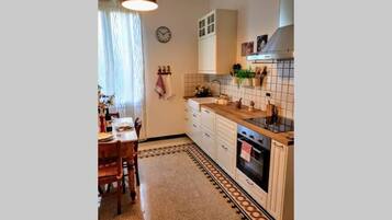 Apartamento, 1 quarto | Cozinha privada | Geladeira grande, fogão, cooktop, máquina de café expresso