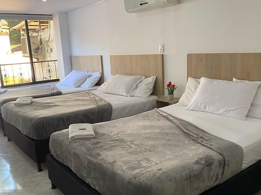 Quarto Familiar, várias camas, ar condicionado | Roupa de alta qualidade, secretária, Wi-fi grátis