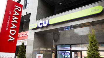 Fachada de loja com um letreiro grande 'CU' e um letreiro 'Ramada' acima.