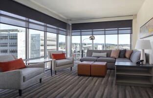 Suite, 1 quarto, acessível (1 King Bed, With Shower) | Com mobília individualizada, secretária 