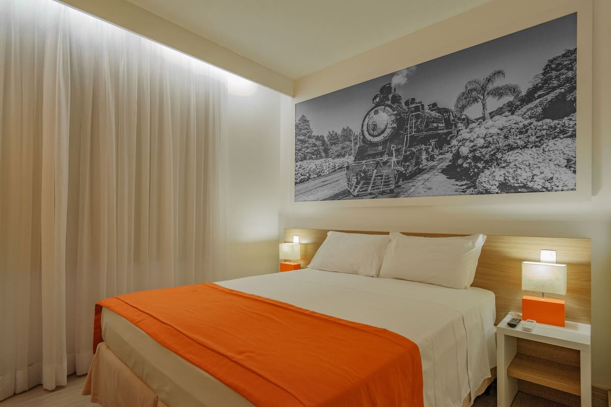 Quarto casal standard | Frigobar, cofres nos quartos, escrivaninha, Wi-Fi de cortesia