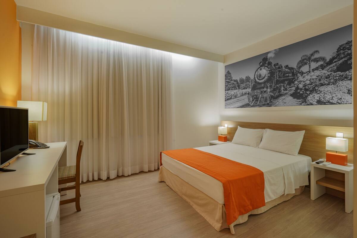 Quarto casal standard, acessível | Frigobar, cofres nos quartos, escrivaninha, Wi-Fi de cortesia