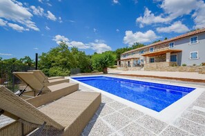 Terraço com espreguiçadeiras