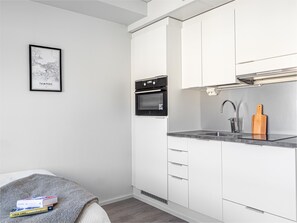 Estúdio Cidade | Cozinha privada | Um frigorífico, um forno, uma placa de cozinha