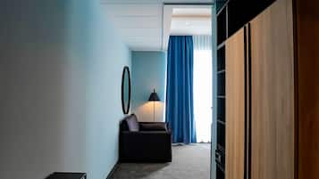 Quarto Duplo de Luxo | Minibar, cofre no quarto