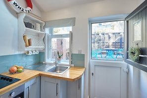 Casa | Cozinha privada | Um frigorĂfico/congelador grande, um micro-ondas, um forno