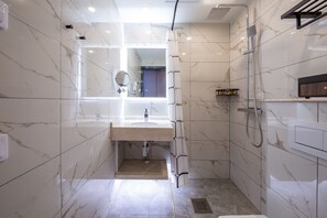 Chuveiro, secador de cabelo, piso aquecido, toalhas de banho