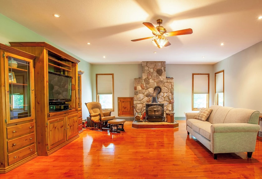 Woodland Retreat, King Bed, Private Lake Access - Bayfield