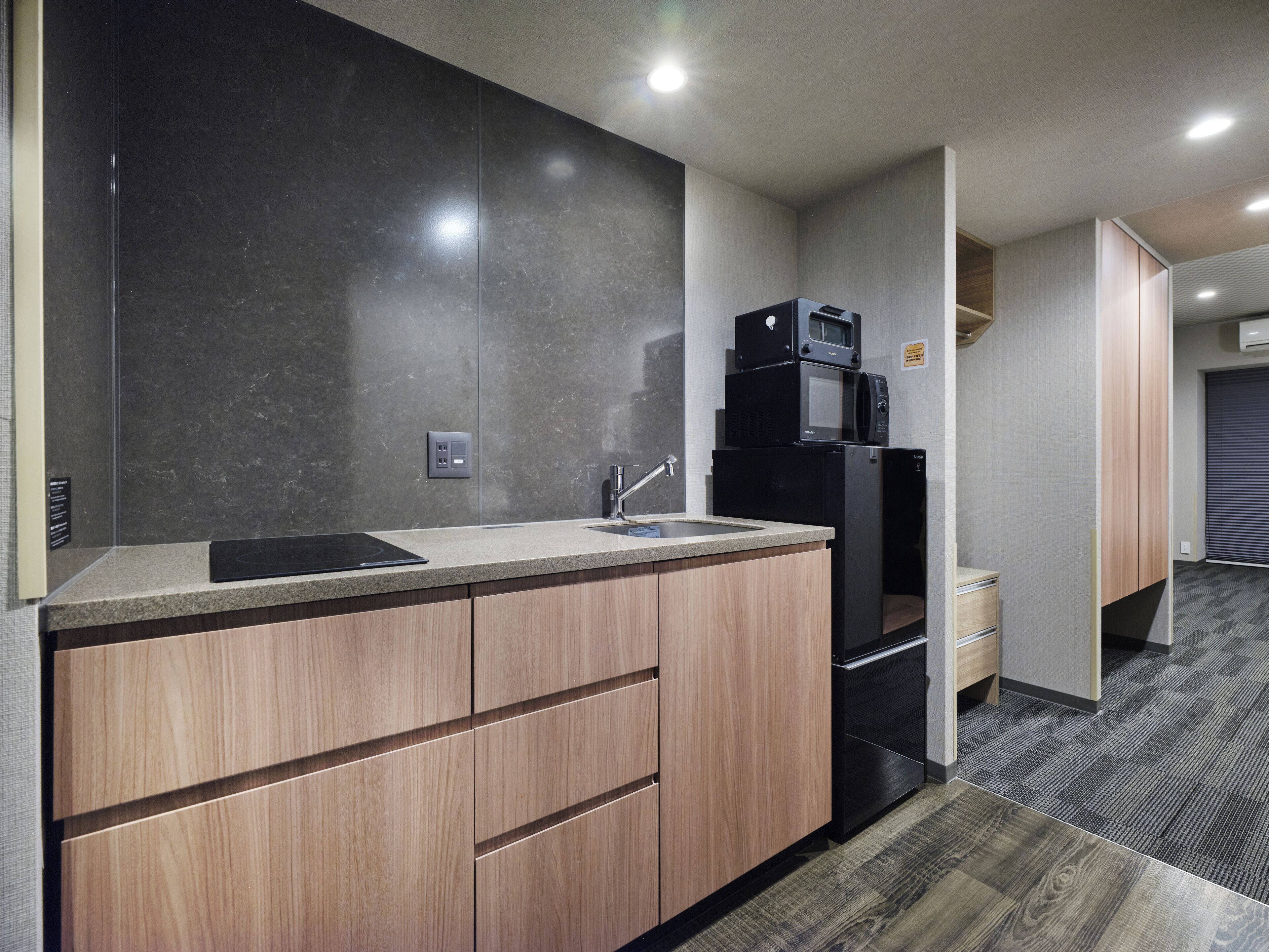 Cofres nos quartos, escrivaninha, ferros/tábuas de passar roupa