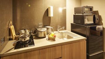 Um frigorífico, um micro-ondas, uma placa de cozinha