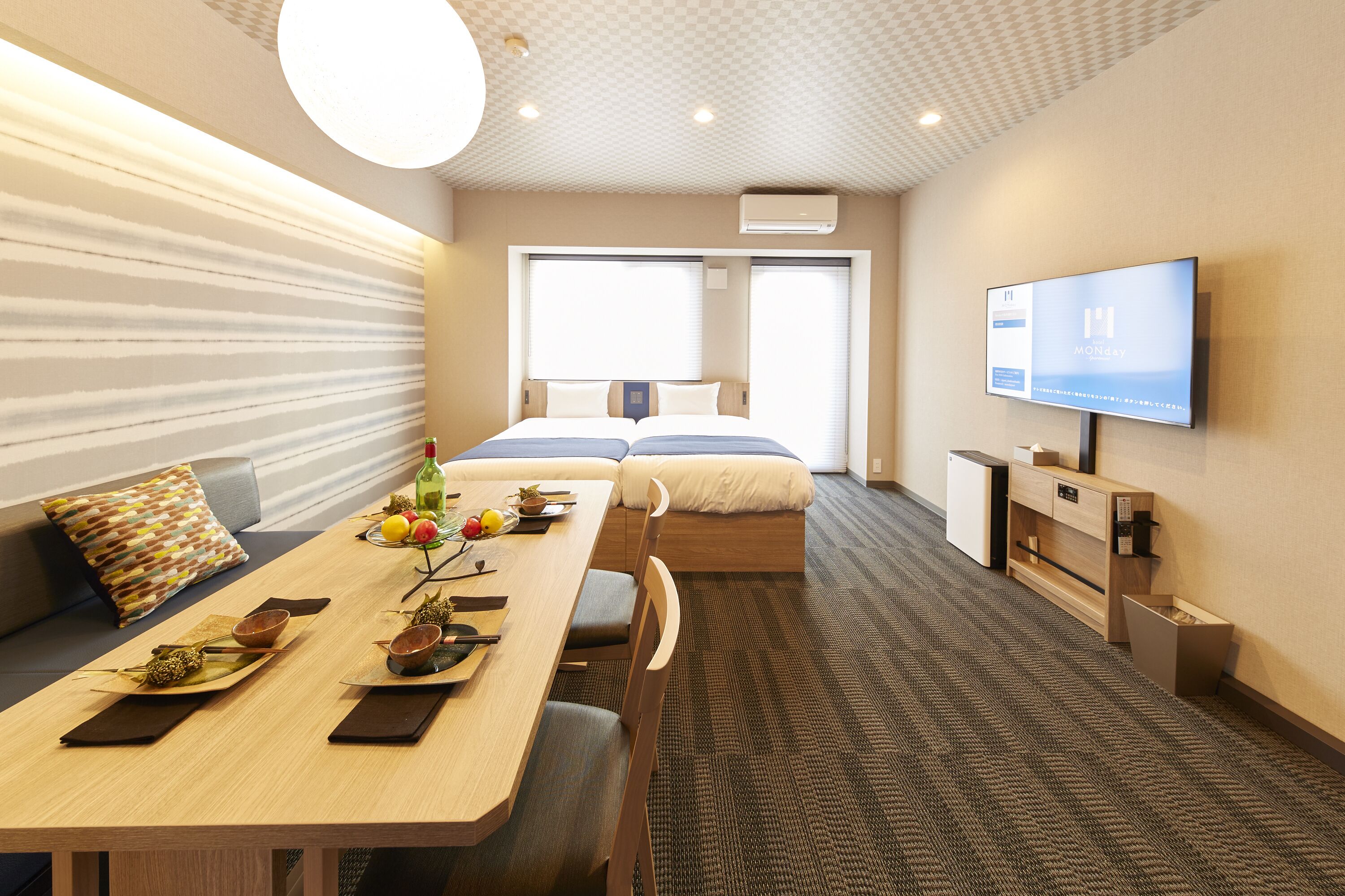 Cofres nos quartos, escrivaninha, ferros/tábuas de passar roupa