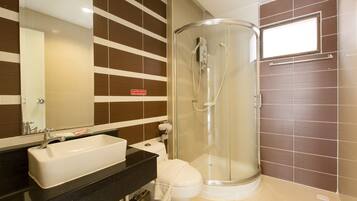 Um polibã, toalhas fornecidas, sabão, papel higiénico