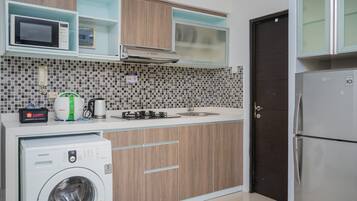 Quarto | Cozinha privada | Um frigorífico, uma placa de cozinha, utensílios de cozinha