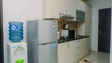 Quarto | Cozinha privada | Um frigorífico, uma placa de cozinha, utensílios de cozinha