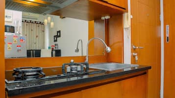 Quarto | Cozinha privada | Geladeira, cooktop, talheres/pratos/utensílios de cozinha