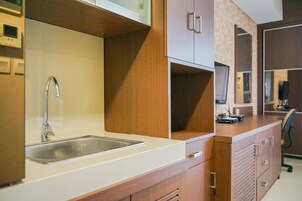 Quarto | Cozinha privada | Um frigorífico, uma placa de cozinha, utensílios de cozinha 